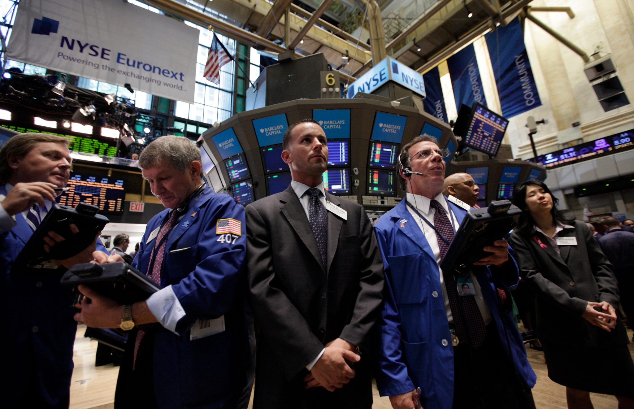 Traders work on the floor of the New York Stock Exchange | L'Indigné du ...